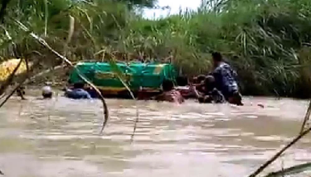 Tak Ada Jembatan, Warga Angkut Keranda Jenazah Terabas Arus Sungai di Gresik – Kliksatu.com